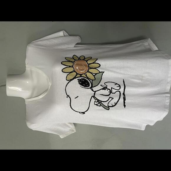 Peanuts | Tops | Womens Snoopy Daisy White Tshirt Size M | Poshmark